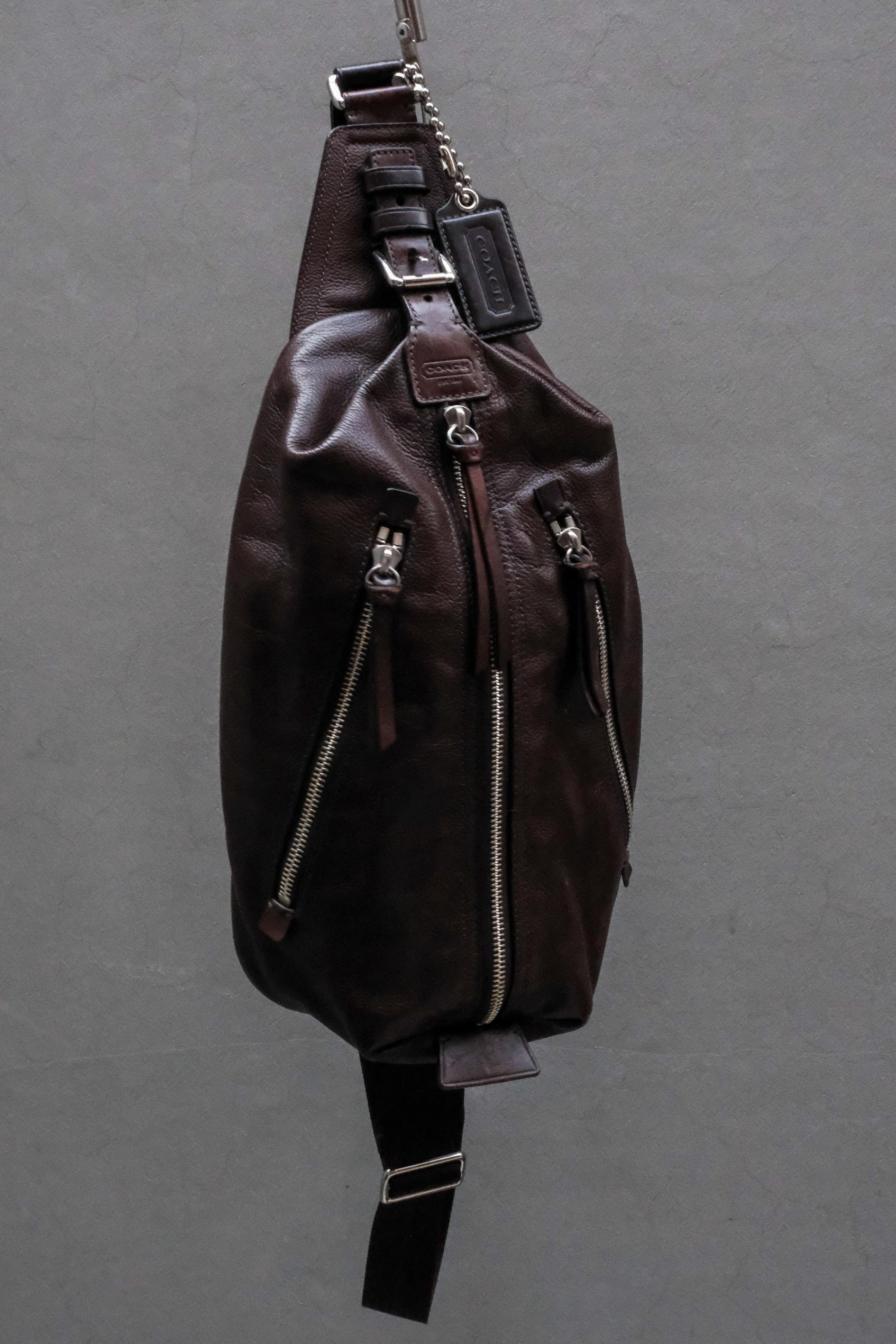 Coach Thompson leather sling pack 深咖啡皮革拉鍊單肩斜背包 – 伴古著二手買取選品